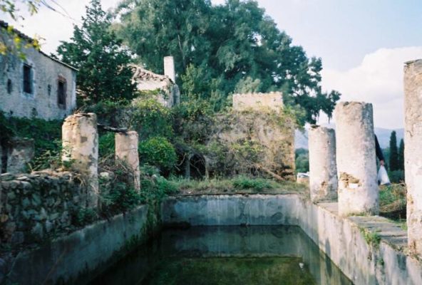 Το μισογκρεμισμένο αρχοντικό στην Πελοπόννησο που μετατράπηκε σε ...