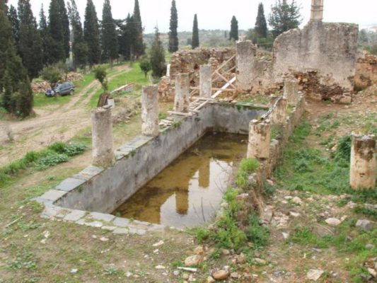 Το μισογκρεμισμένο αρχοντικό στην Πελοπόννησο που μετατράπηκε σε ...