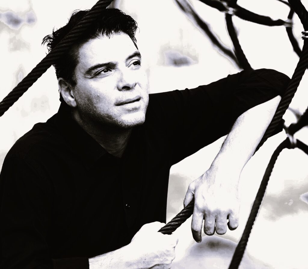 Ιάκωβος Μυλωνάς: «Δεν ήθελα ποτέ να βγω σαν όμορφος, ήθελα πάντα να ...